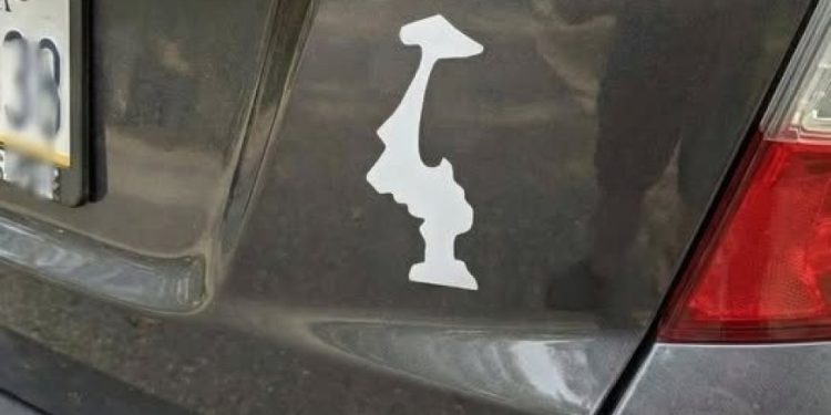 Warum Autofahrer diesen auf dem Kopf stehenden Aufkleber an ihren Autos ...